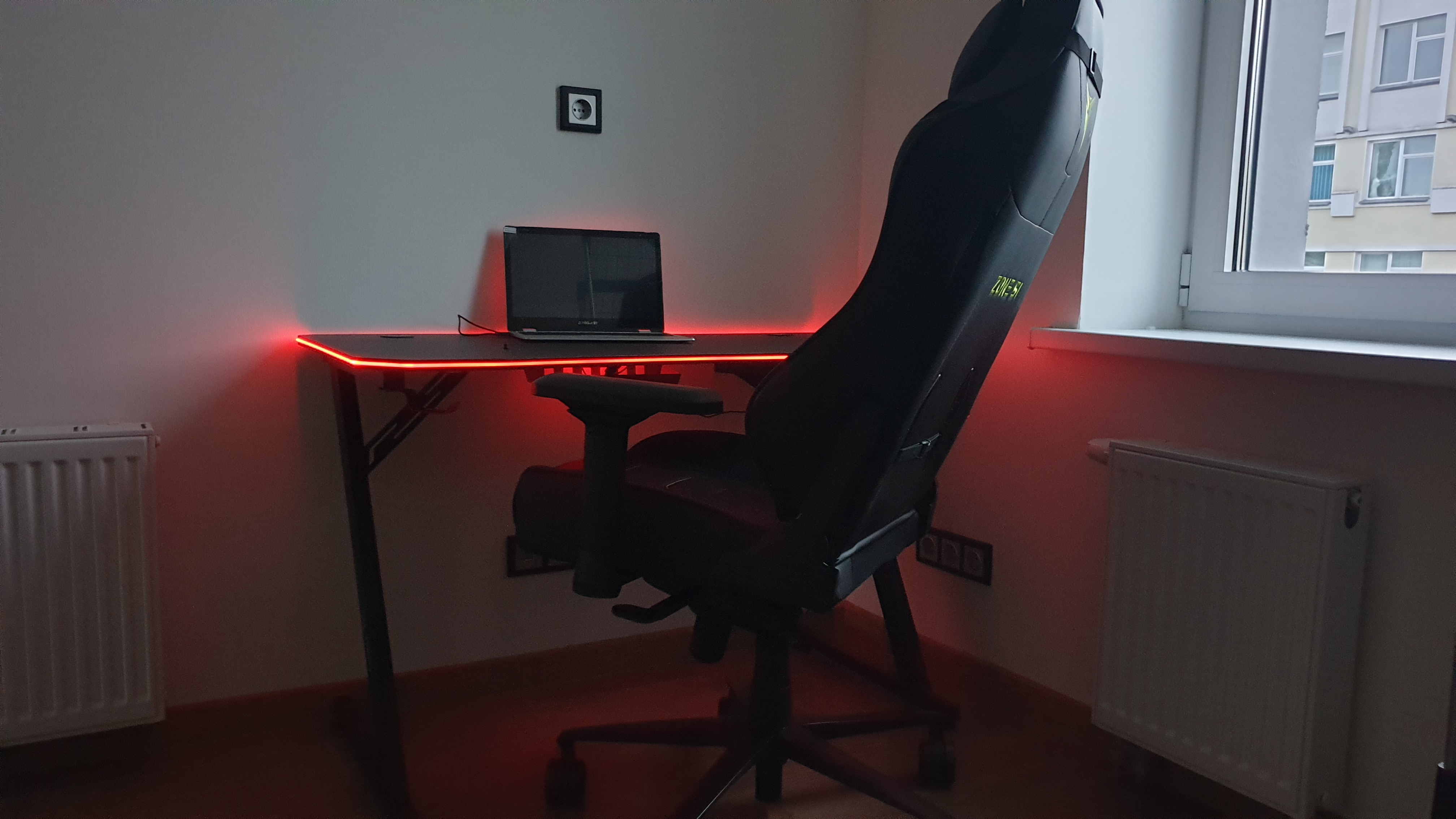 Компактный и качественный игровой стол. Обзор GameLab Monolith / Техника для дома / iXBT Live