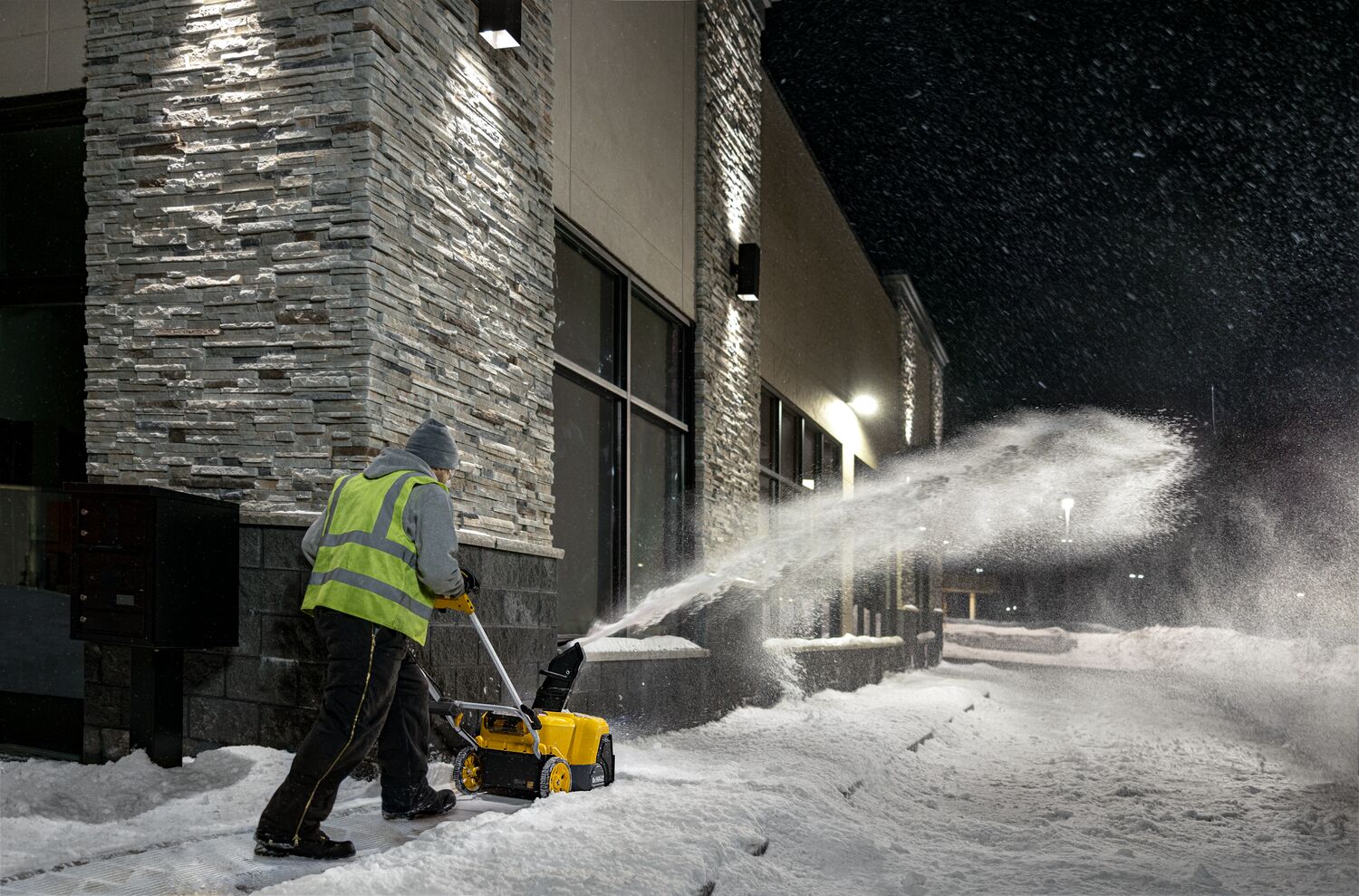 Американский бренд Dewalt выпустил аккумуляторный снегоочиститель ...