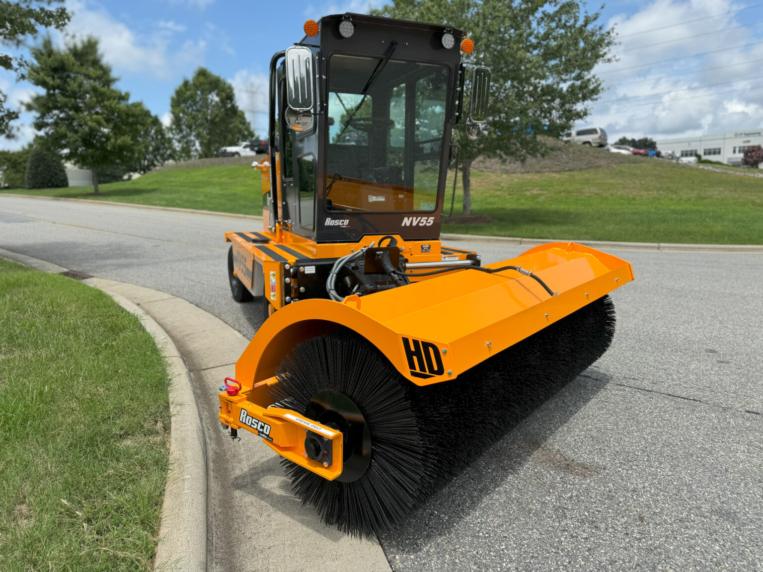 Компания LeeBoy выпустила подметально- дорожную машину Rosco NV55 ...