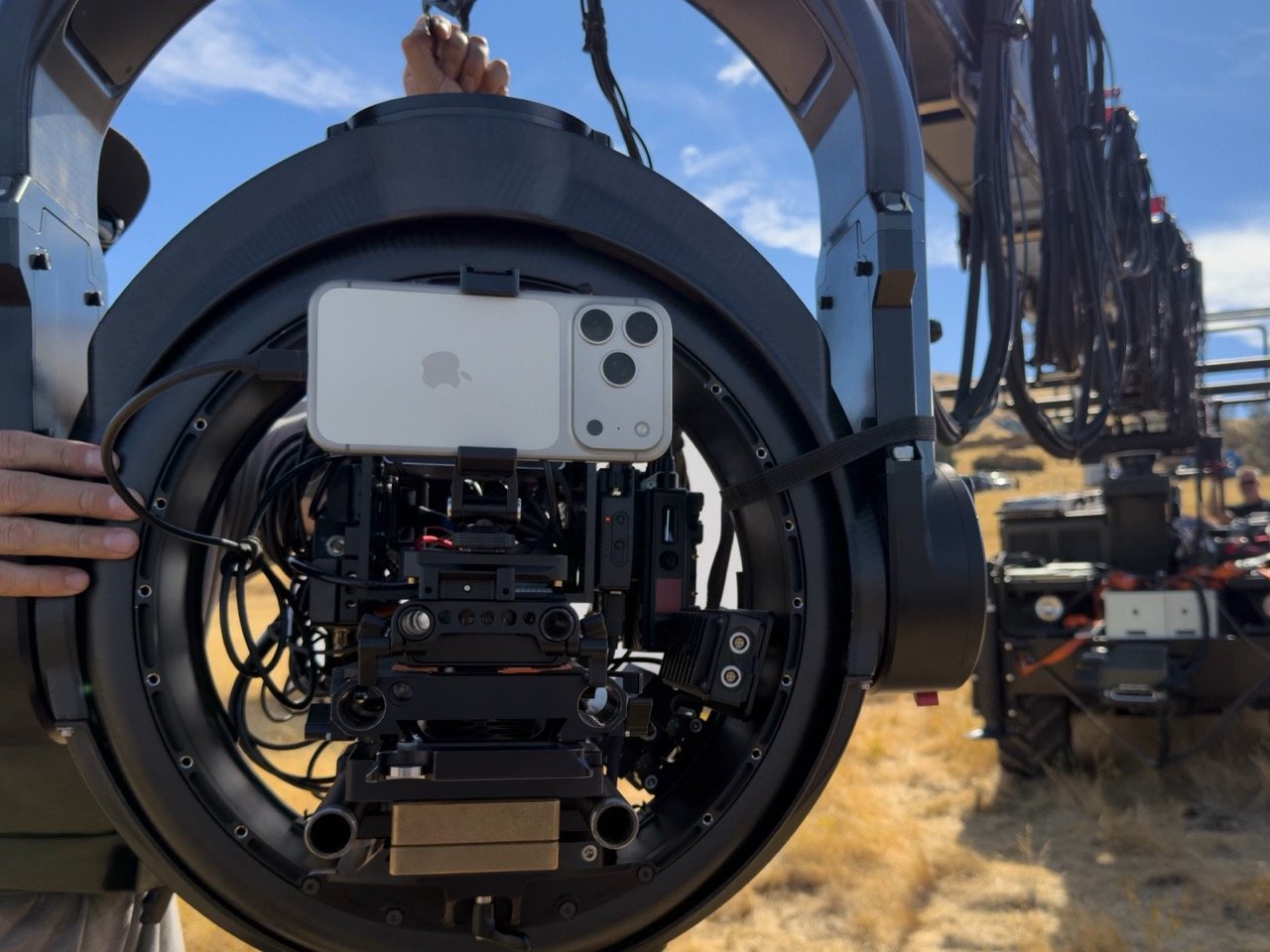 Apple представила профессиональный адаптер Blackmagic Camera ProDock для iPhone 17 Pro ...