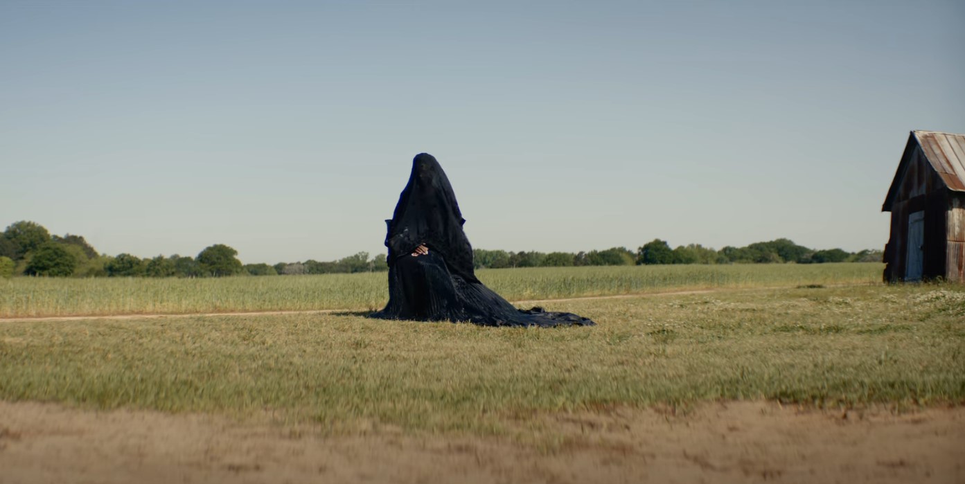 Обзор фильма "Женщина во дворе" (2025): халтурная работа с опасными темами / Кино и сериалы ...