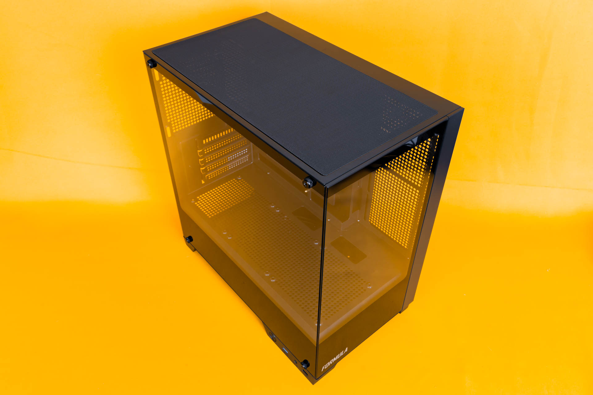 Обзор компьютерного корпуса Formula V Line Crystal Z1M / Корпуса и питание / iXBT Live