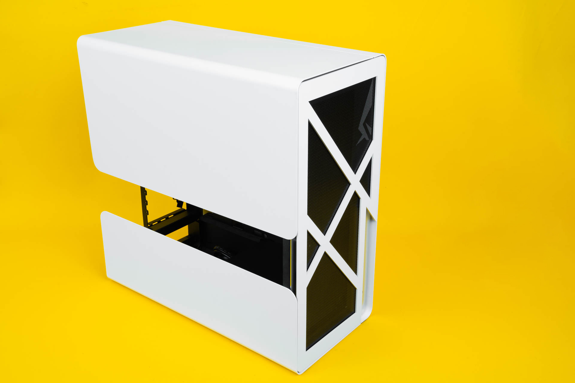 Обзор премиального корпуса Cast 808 от AZZA / Корпуса и питание / iXBT Live