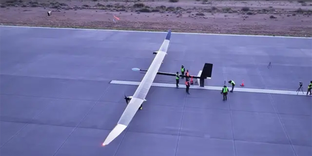 Самолёт PHASA-35 летает на солнечных батареях в течение 24 часов на ...