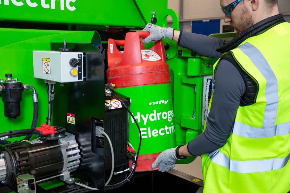 На водородных топливных элементах. Компания Niftylift решила представить подъемник HR17 H2E на ...