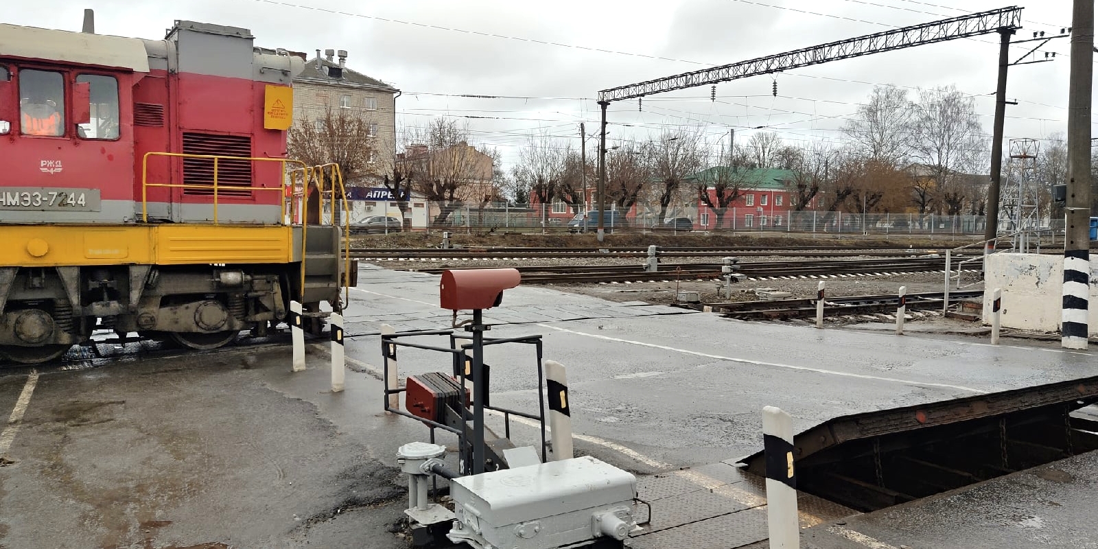 Почему маневровые тепловозы мельтешат по переезду и задерживают движение автотранспорта / Авто и ...