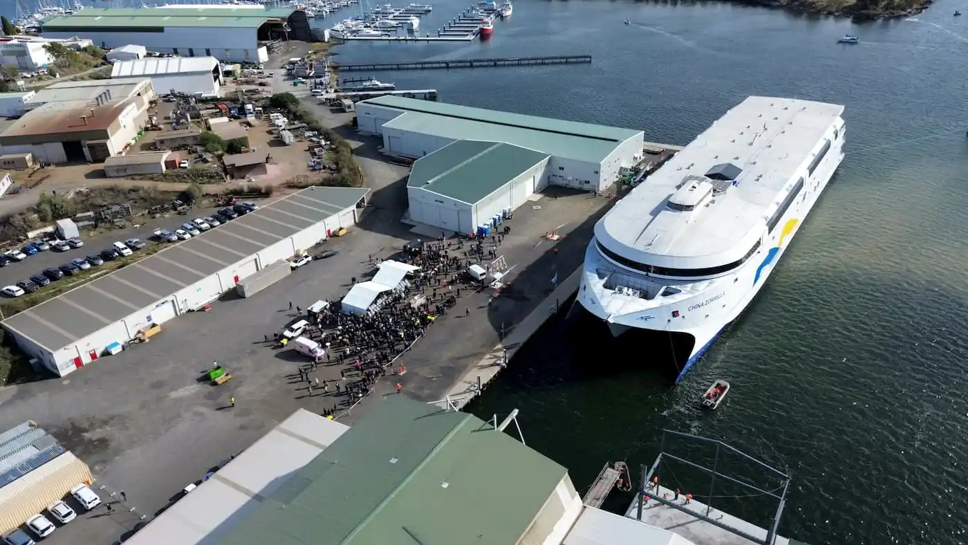 Самое большое в мире электрическое судно Incat Hull 096 сошло со ...