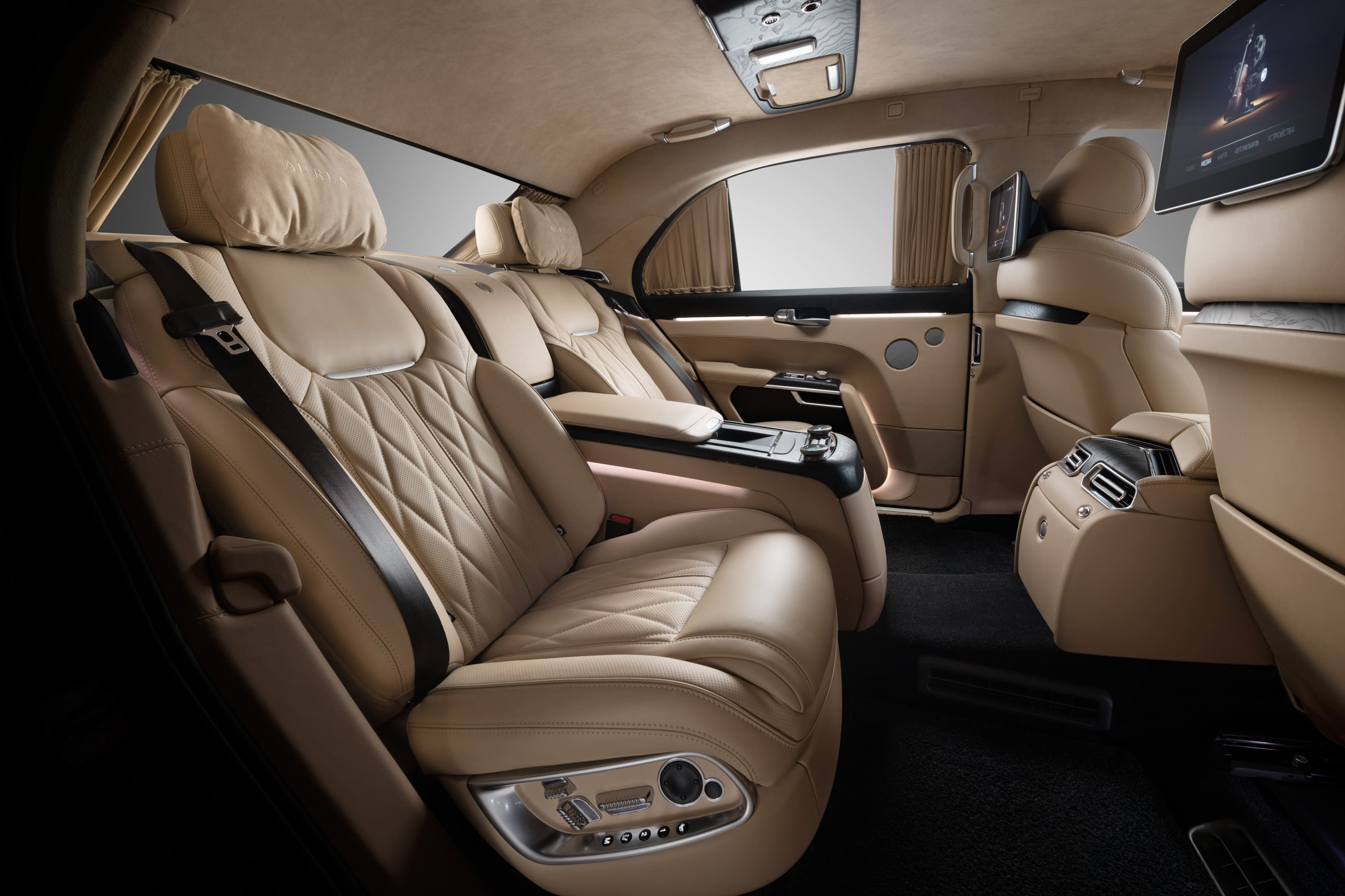 В России запатентовали обновленные дверные карты для рестайлингового седана Aurus Senat / Авто и ...