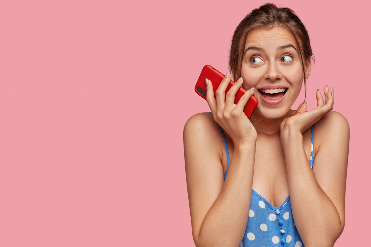 Телефонные звонки уступают место мессенджерам среди всех возрастных групп россиян / ИИ, сервисы ...