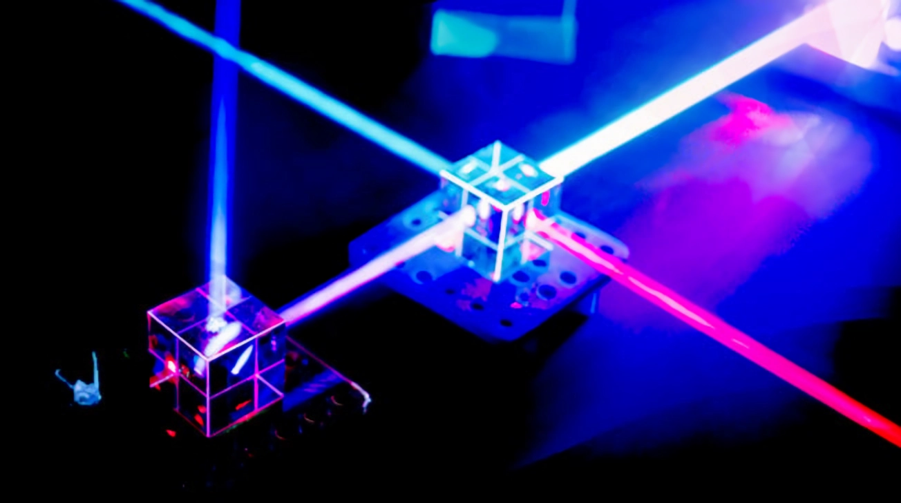 Ученые разработали метод создания кристаллов из световых узлов / Наука и космос / iXBT Live