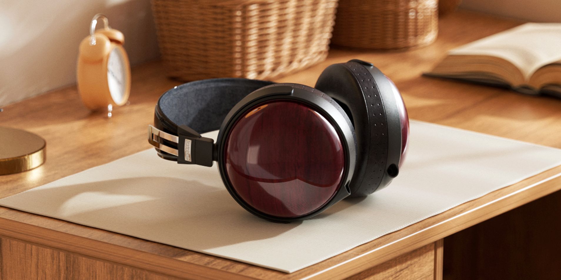 Фиолетовое дерево амарант и 60 мм излучатель: представлены наушники ...