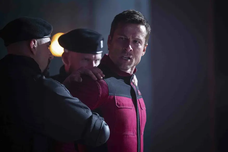 Отзыв на «Бегущий человек» (2025) - антиутопия, где выживание стоит каждой секунды / Кино и ...